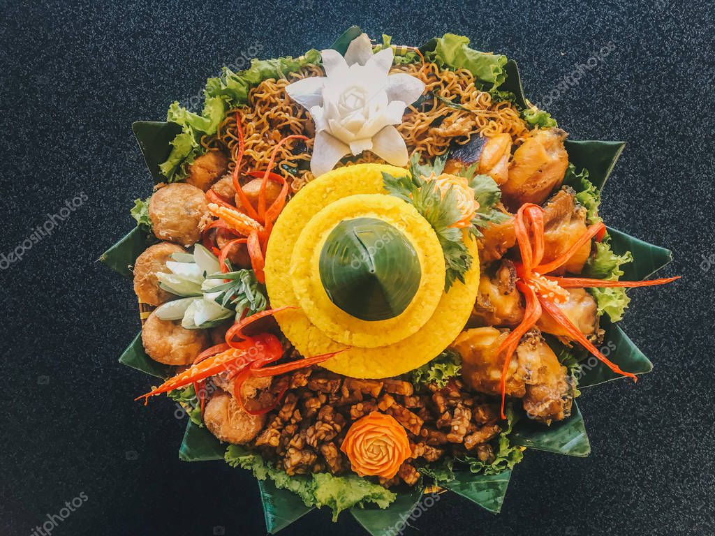 Nasi Tumpeng Nusantara, Java comida tradicional. arroz amarillo con ...