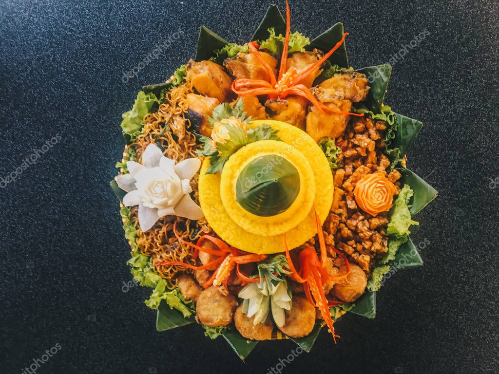 Nasi Tumpeng Nusantara, Java comida tradicional. arroz amarillo con ...