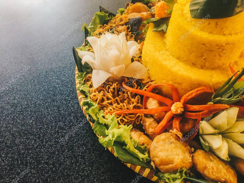 Nasi Tumpeng Nusantara, Java comida tradicional. arroz amarillo con ...