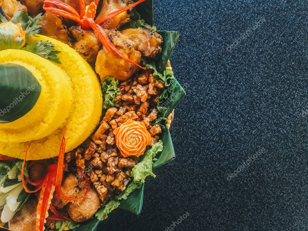 Nasi Tumpeng Nusantara, Java comida tradicional. arroz amarillo con ...