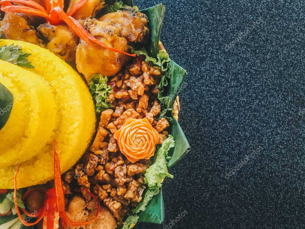Nasi Tumpeng Nusantara, Java comida tradicional. arroz amarillo con ...