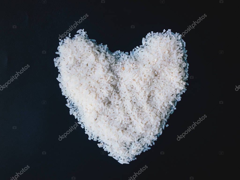 Arroz crudo de Indonesia con aspecto de corazón humano en el centro ...