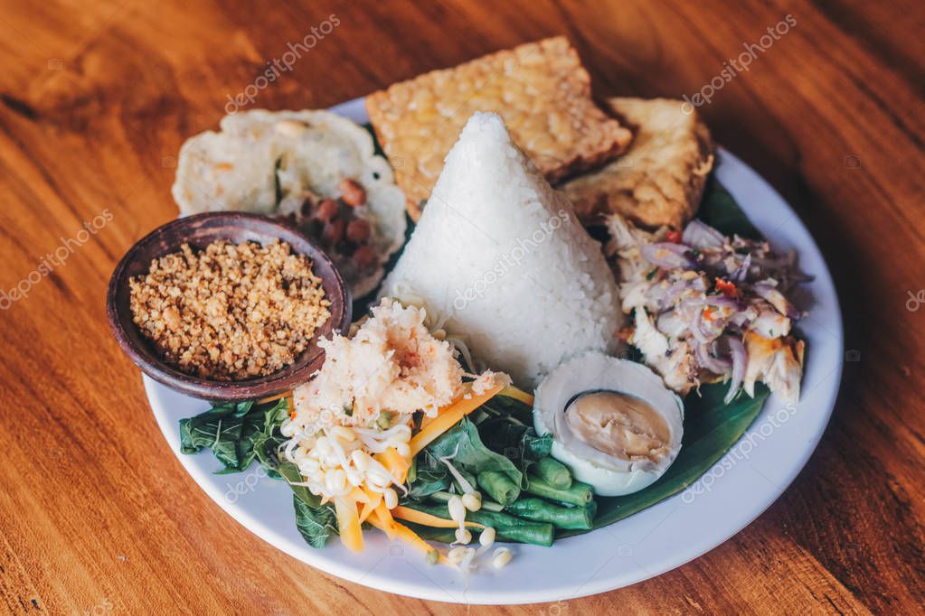 Java comida tradicional nasi tumpeng o indonesia nasi campur o arroz ...