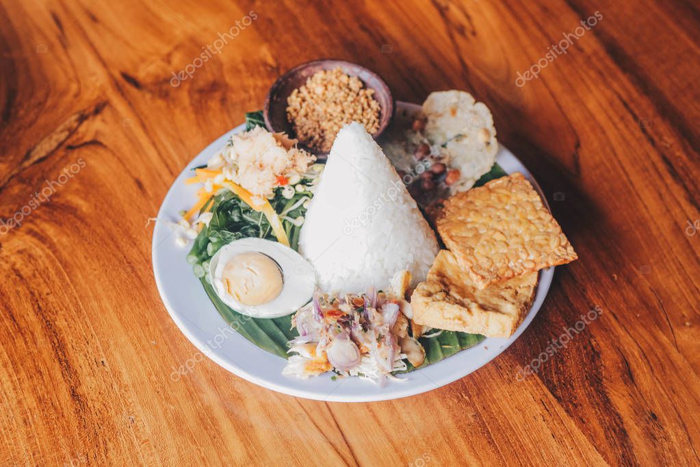 Java comida tradicional nasi tumpeng o indonesia nasi campur o arroz ...