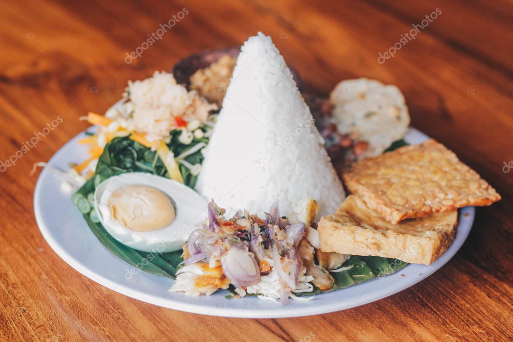 Java comida tradicional nasi tumpeng o indonesia nasi campur o arroz ...