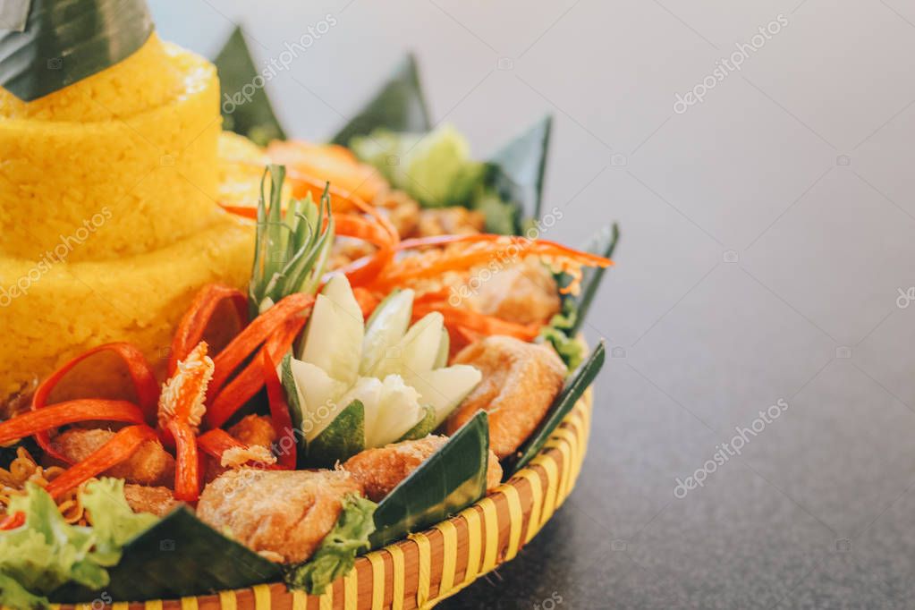 Nasi Tumpeng, Java tradicional foodisolated sobre fondo negro ...