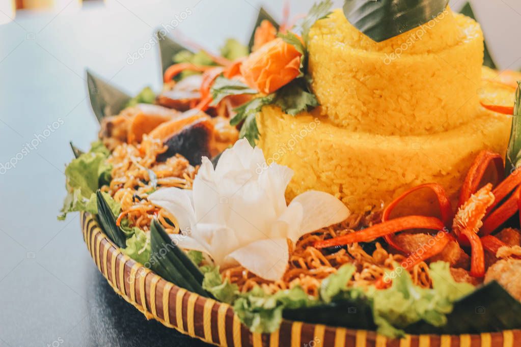 Nasi Tumpeng, Java tradicional foodisolated sobre fondo negro ...