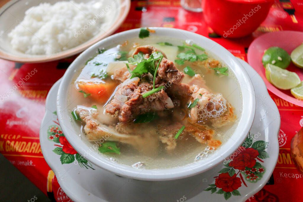 Sop buntut o sopa de rabo de buey. Culinaria tradicional indonesia. 2023