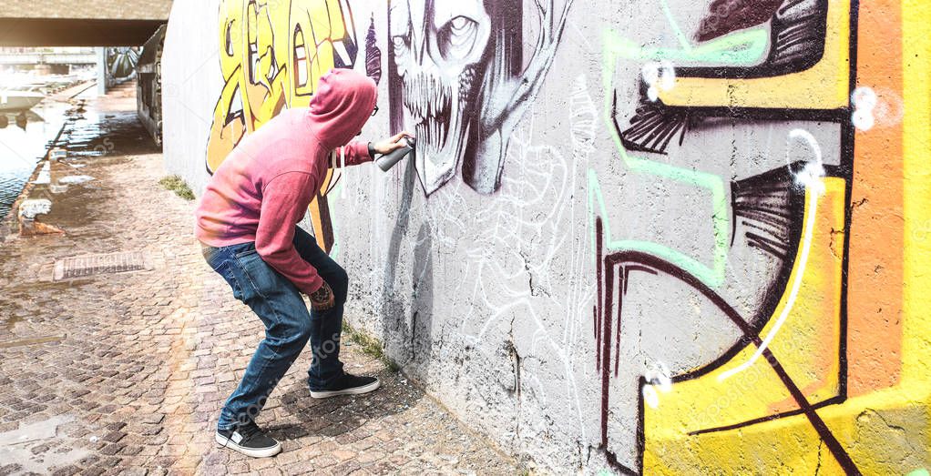 Artista Callejero Pintando Graffiti Colorido En La Pared Pública