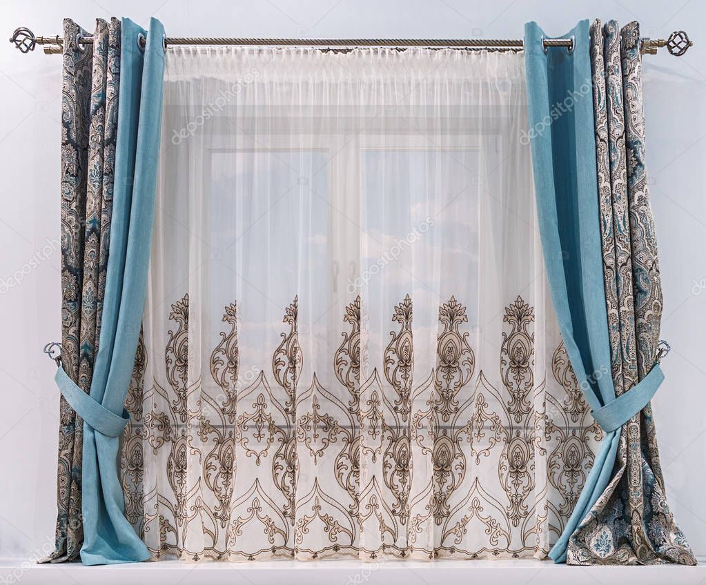 Diseño moderno de una pequeña ventana. Cortina combinada con ojales ...