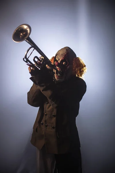 Scare trumpet senior images libres de droit, photos de Scare trumpet ...