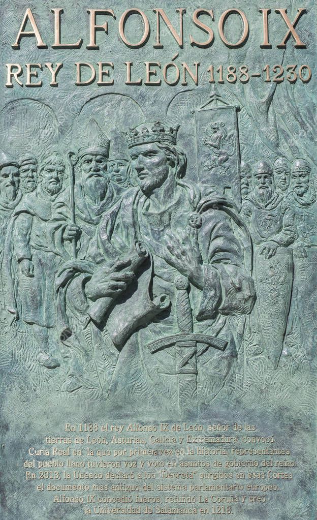Alfonso IX, rey de León y Galicia del siglo XII. Monumento en S 2023