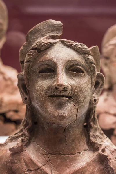 Busto de terracota de la diosa Astarte, tambi n considerada como ...
