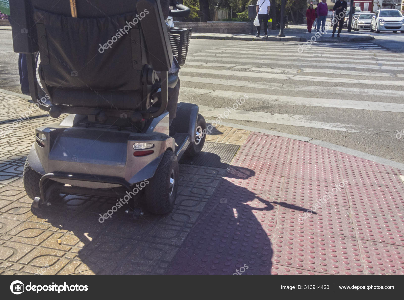 Class 3 mobility scooter wainting at at pedestrian crossing — Stock ...