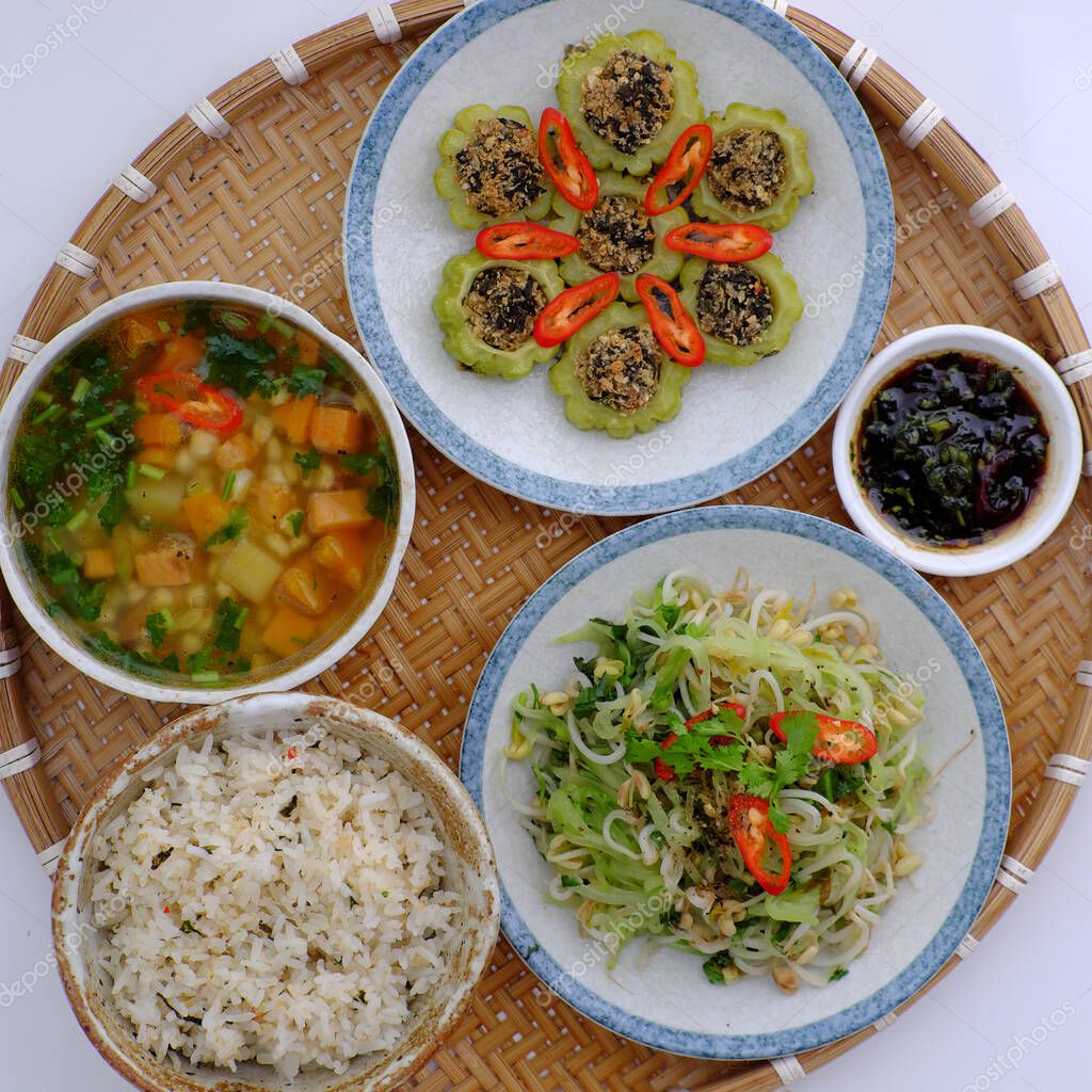 Bandeja de vista superior de comida diaria con menú de dieta de comida ...