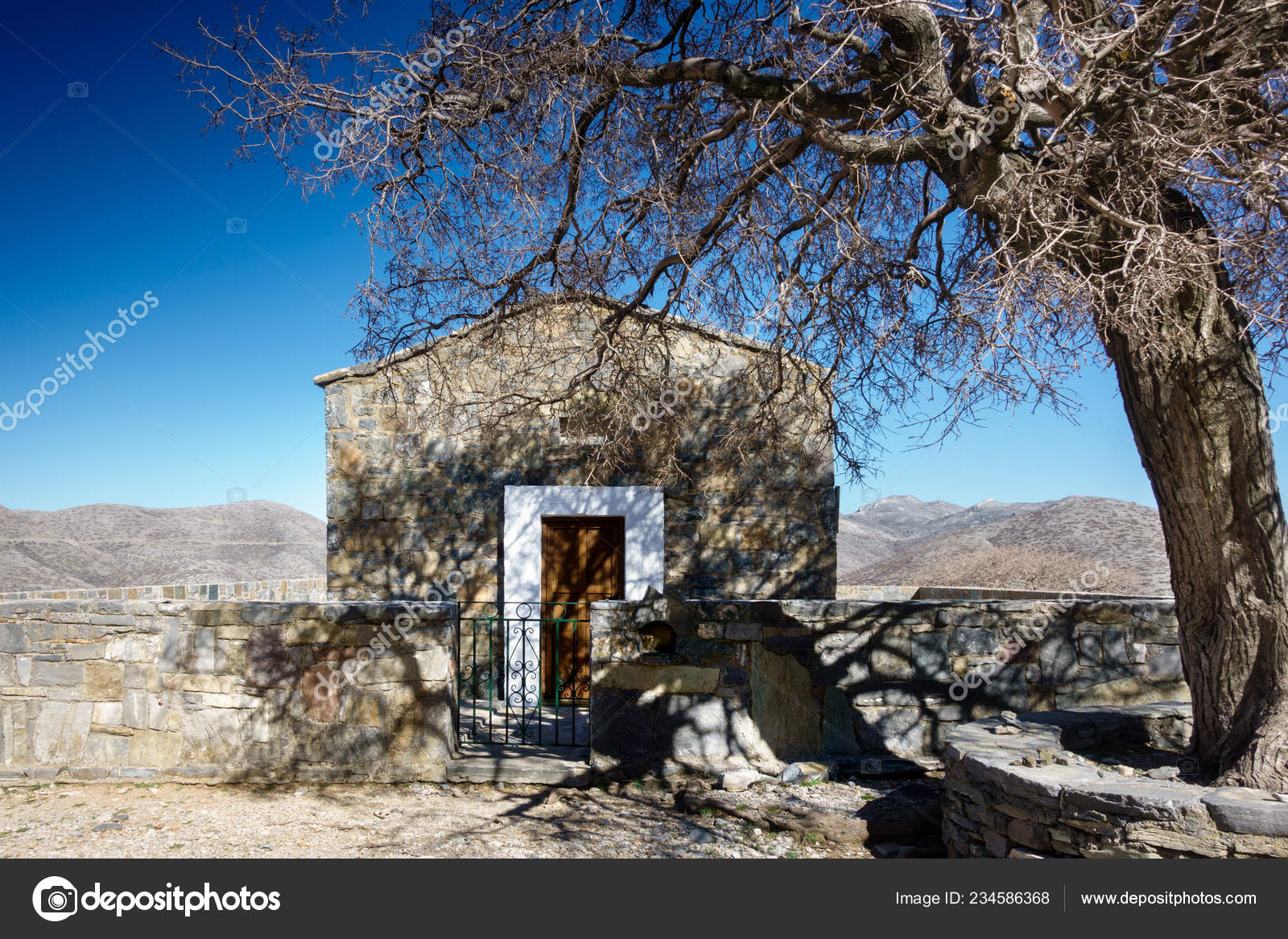 Front View Closed House Mountains Background Stock Photo by ©Bruno135 ...
