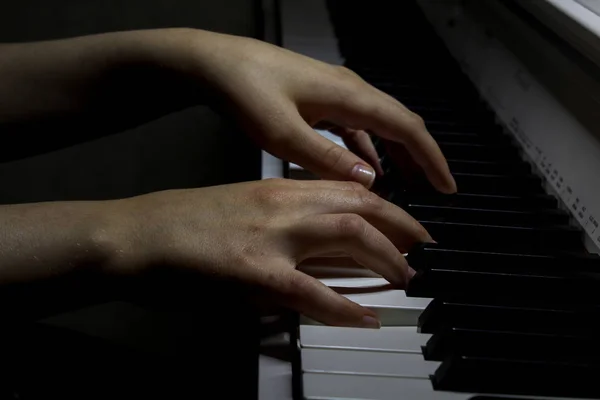 Manos tocando el piano fotos de stock, imágenes de Manos tocando el ...