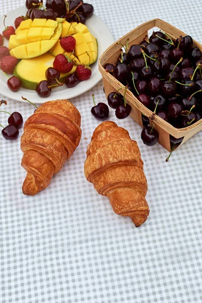 Croissants e frutas Stock Photos, Royalty Free Croissants e frutas ...
