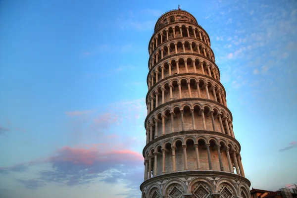 Gambar Menara Miring