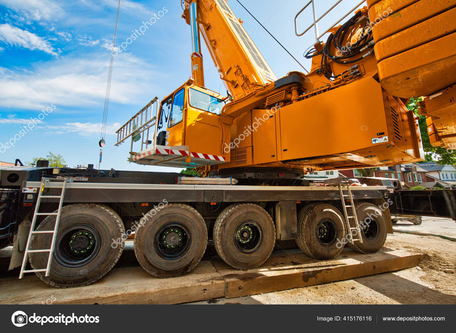 Mobile Crane Work Downtown Construction Site Stock Photo by ©eskystudio ...