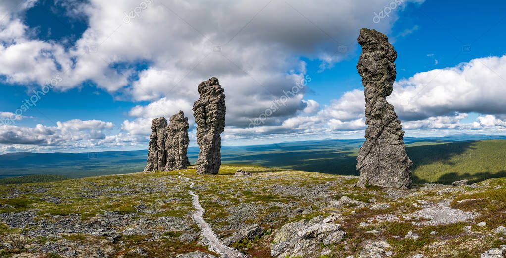 Formaciones rocosas Manpupuner de 7 rocas a la hora de verano 2023