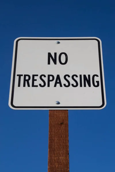 Signs of trespassing images libres de droit, photos de Signs of ...