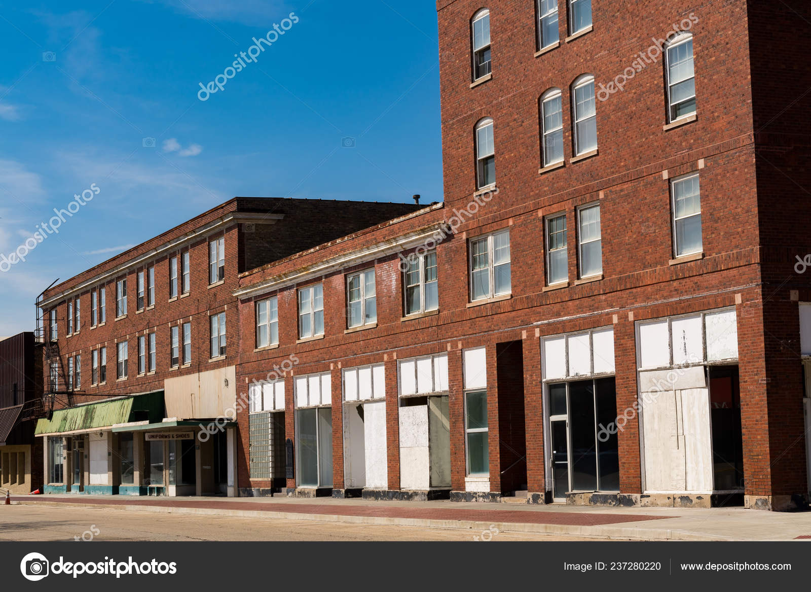 Closed Store Fronts Small Midwest Town — Stock Photo © wasppics #237280220