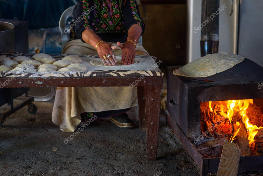 Vieja mujer árabe que cocina comida tradicional beduina: pan tabú o pan ...