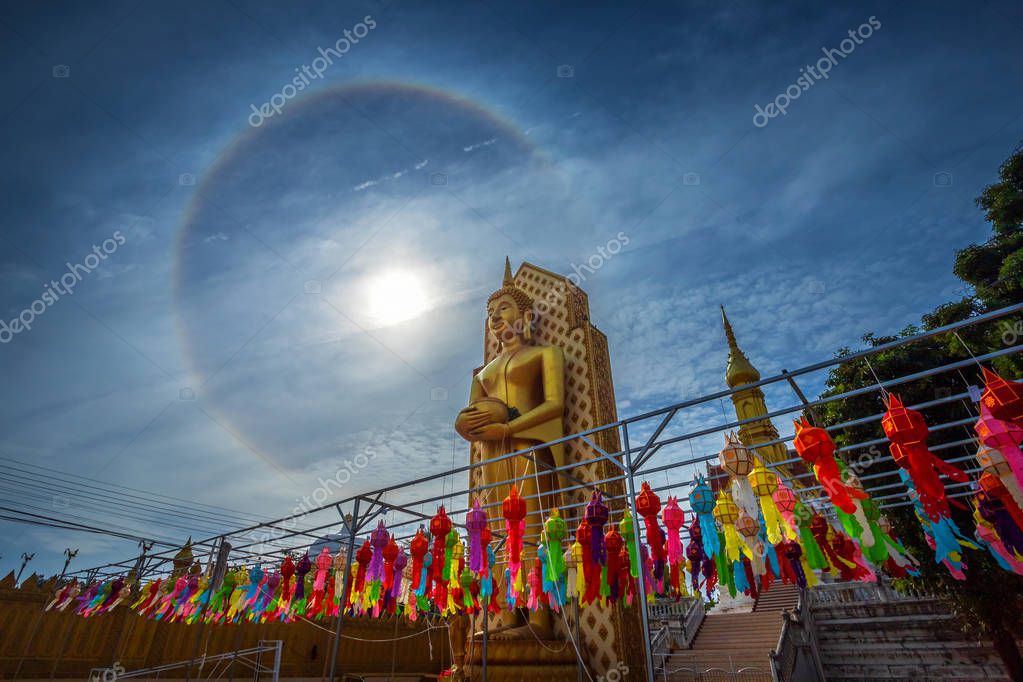Halo solar con cielo azul con estatua de Buda en el Templo (Thai lan 2022