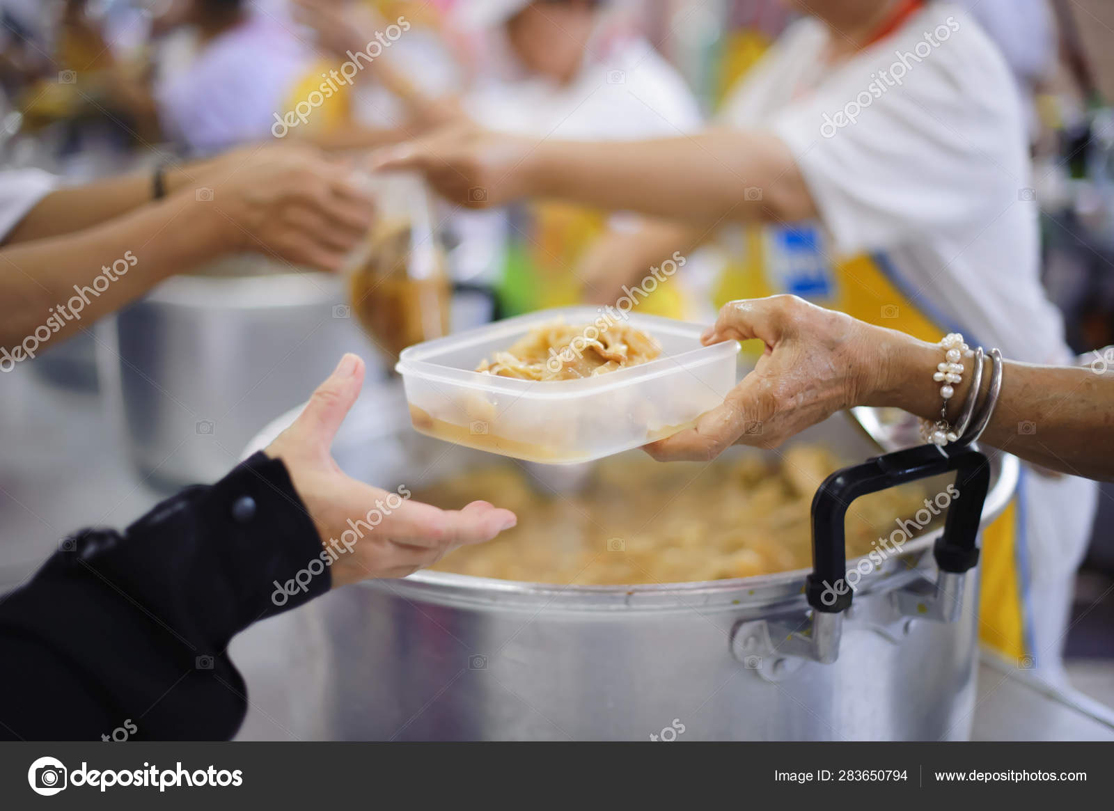 Dando Comida Ao Mendigo Ofereci Comida Para Um Mendigo, Ele Perguntou
