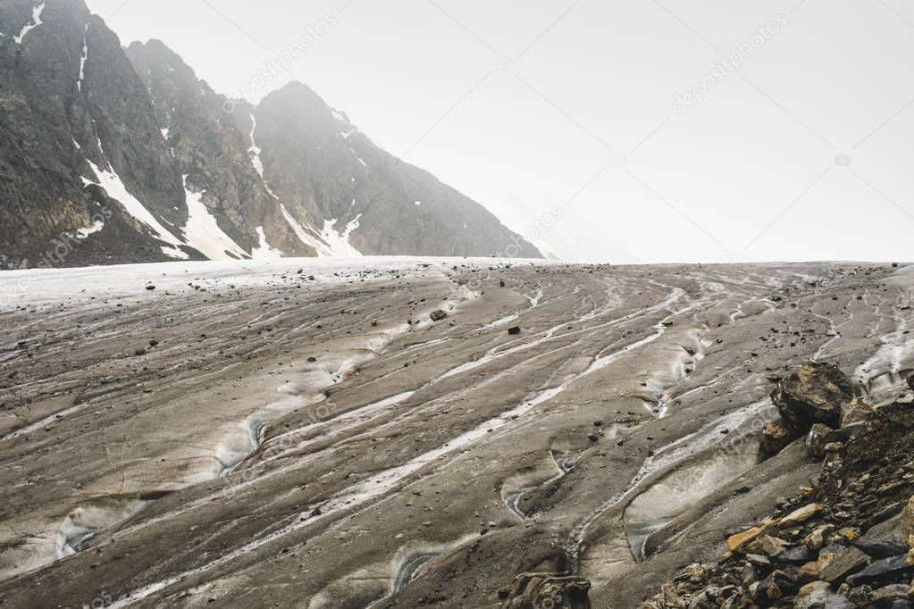 Glaciar Aktru. El agua helada derretida fluye por un lecho curvado a lo ...