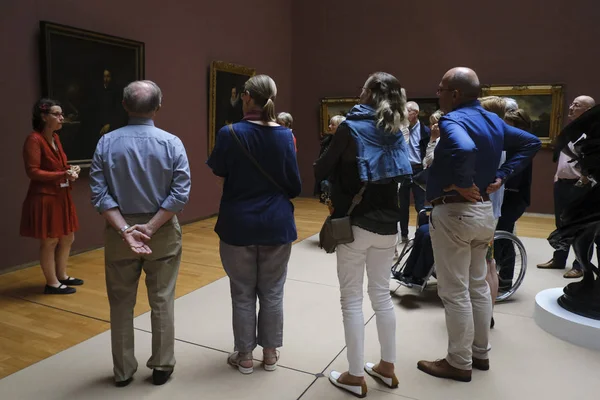 Personas mirando museo Stock Photos, Royalty Free Personas mirando ...