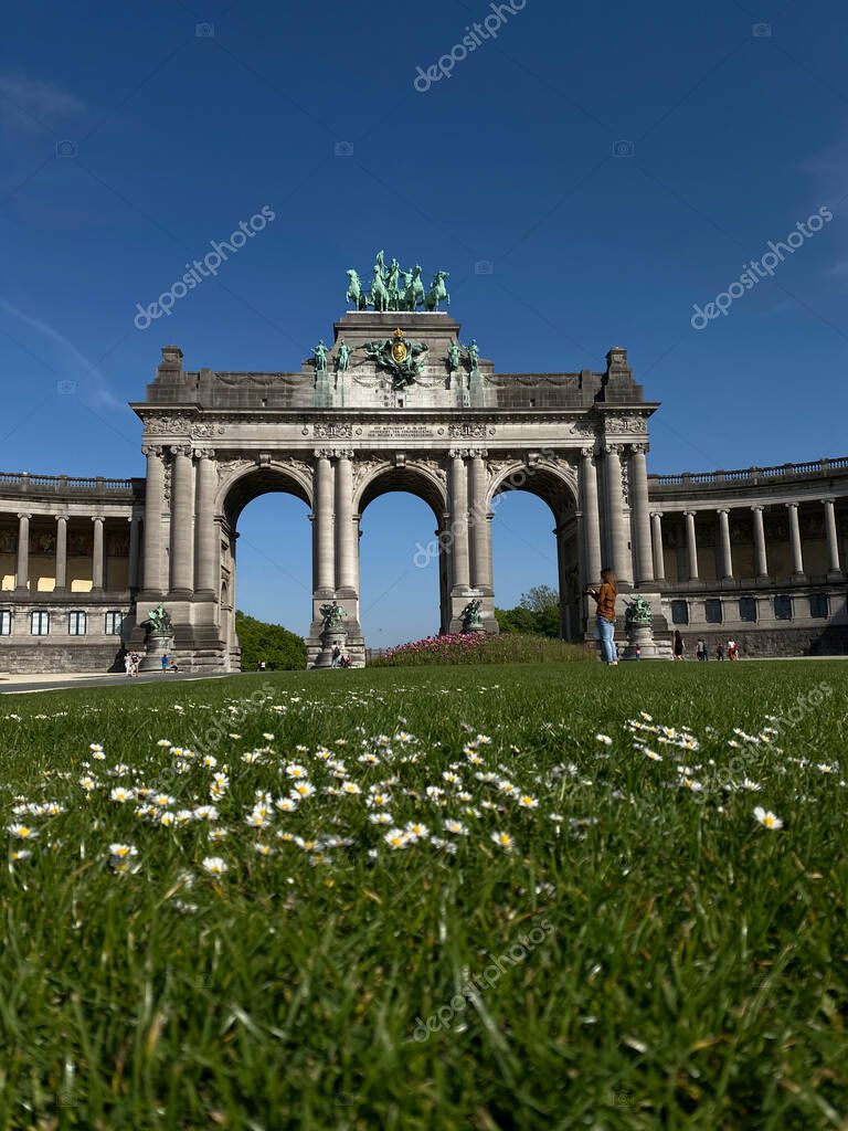 Vista de un arco triunfal en el Parc du Cinquantenaire en un día ...