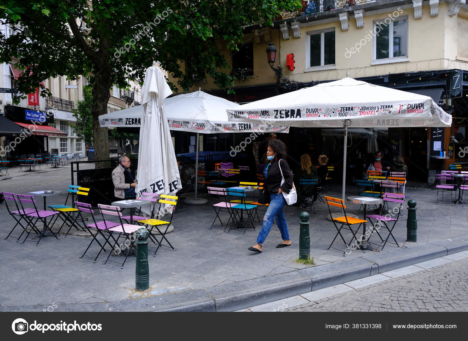Waiter Wearing Protective Mask Serves Customer Restaurants Bars Reopen ...