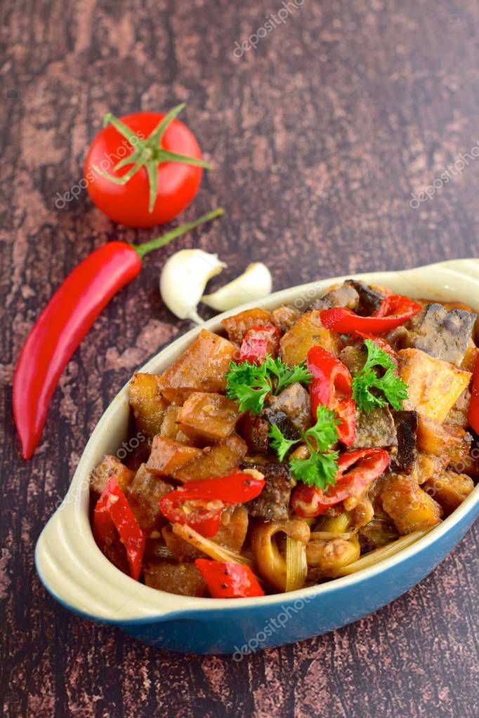 Sambal goreng ati, comida tradicional indonesia, hígado picante de res ...