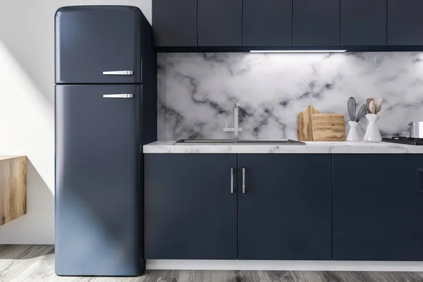 Interior de la cocina blanca con suelo de madera, puente negro y encimeras con electrodom sticos ...