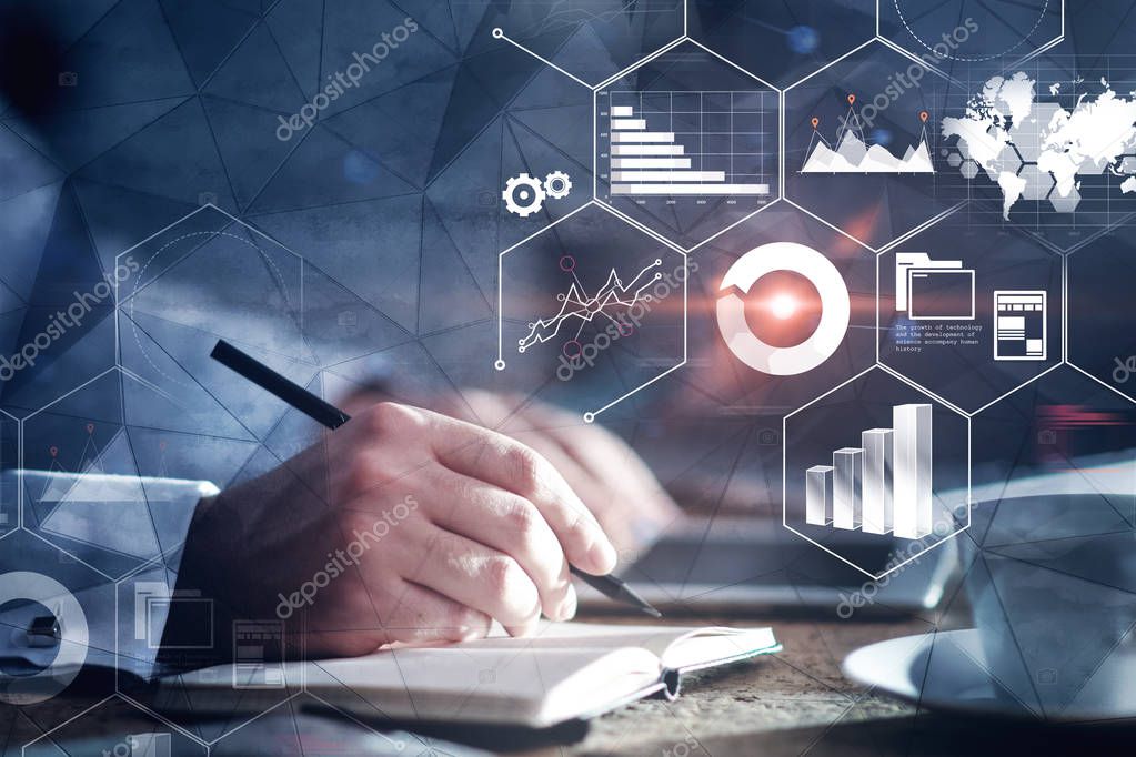 Mano de hombre de negocios escribiendo en su planificador en el cargo. Infografías de negocios ...