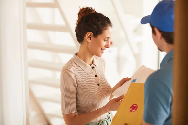 Imágenes de Entrega de carta, fotos de Entrega de carta sin royalties ...
