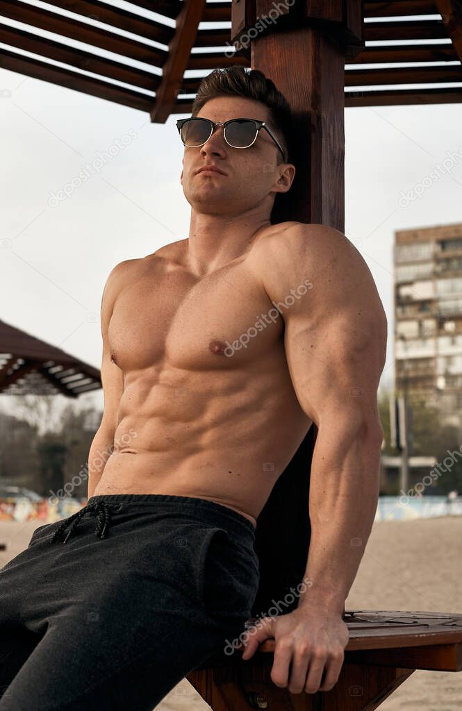 Sahilde Oturan Kaslı Erkek Model — Stok Foto © tigran.gasparyan.m ...