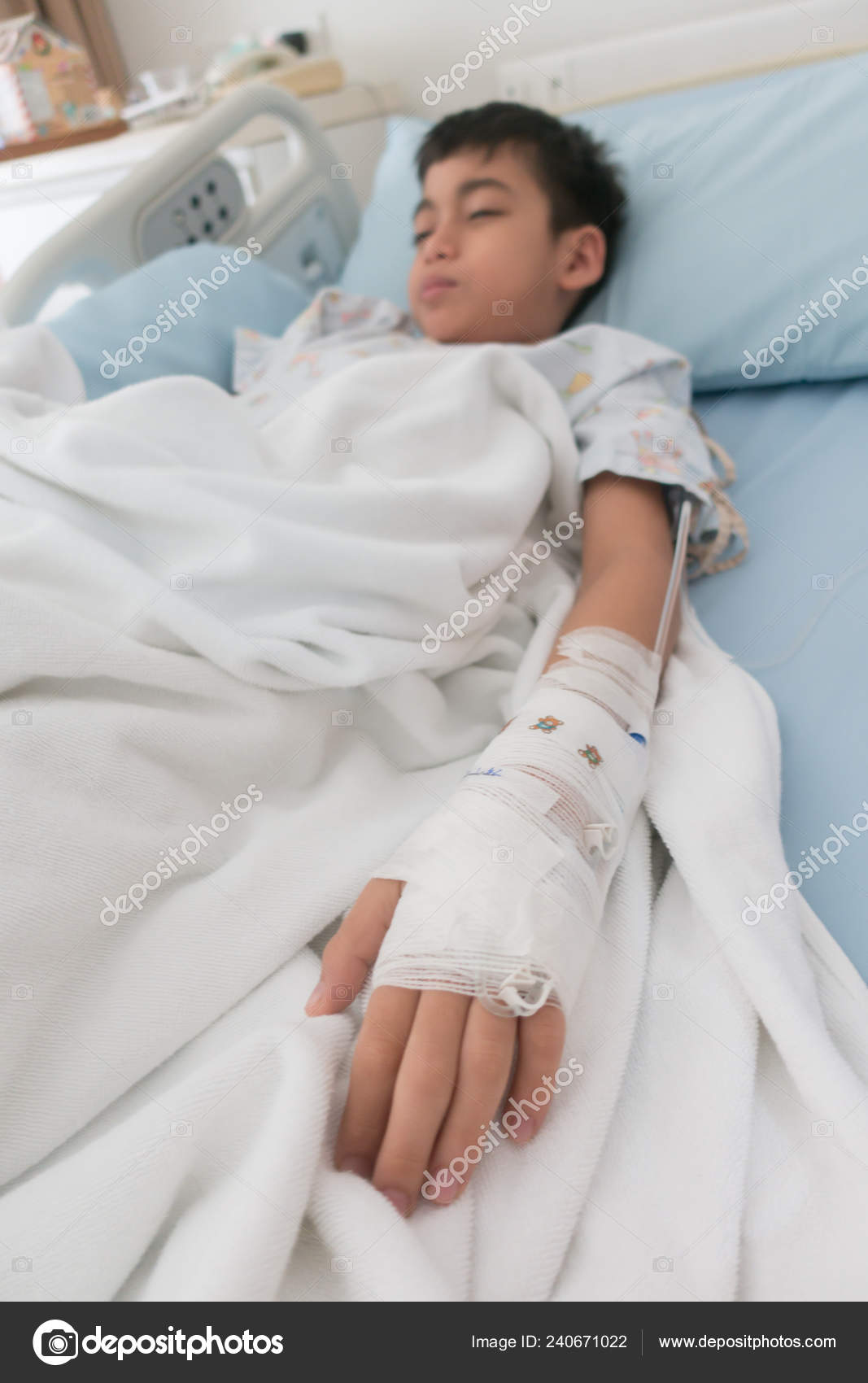 Niño Pequeño Enferma Gripe Necesita Ser Ingresado Hospital Con Suero ...