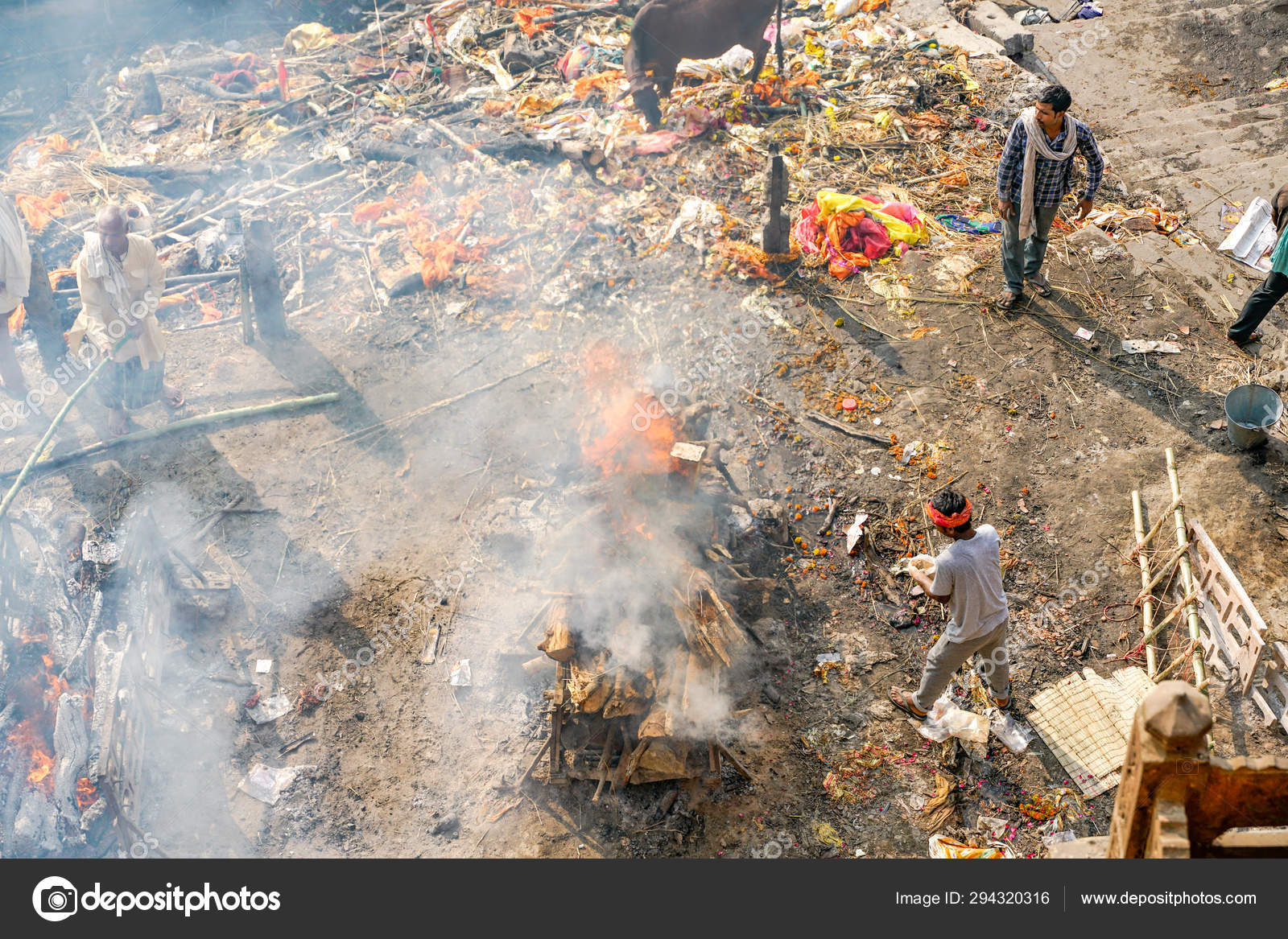 Varanasi India July 2019 Ritual Burning Dead Body – Stock Editorial ...