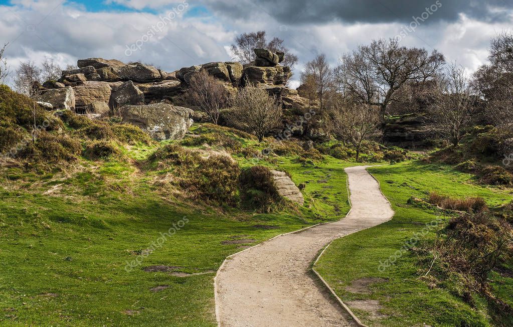 Brimham Rocks es una increíble colección de Millstone Grit, formaciones ...