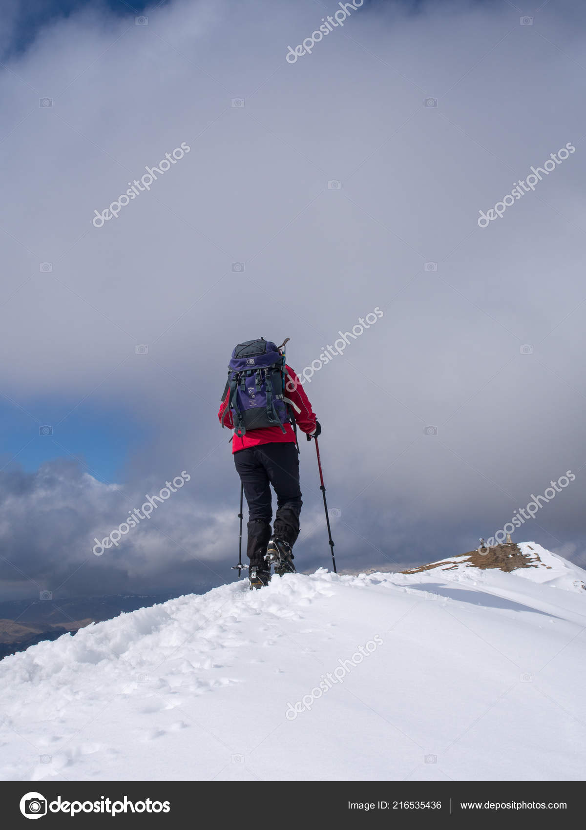 Une Marcheuse S'approche Sommet Ben Vorlich Près Loch Earn Par — Photo ...