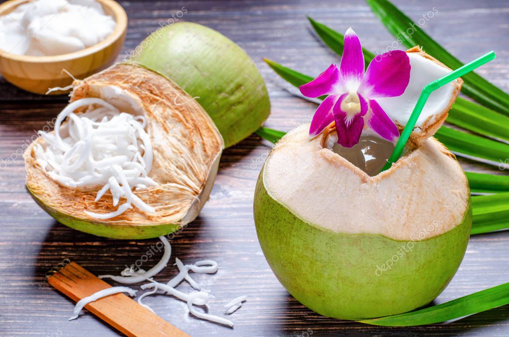 Fruta de coco recién cortada lista para beber Tiene un sabor dulce y fragante y tiene pulpa de ...