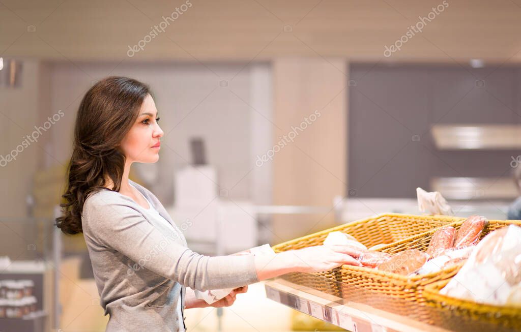 Mujer eligiendo productos diarios en el supermercado. Leer la informaci n del producto.Concepto ...
