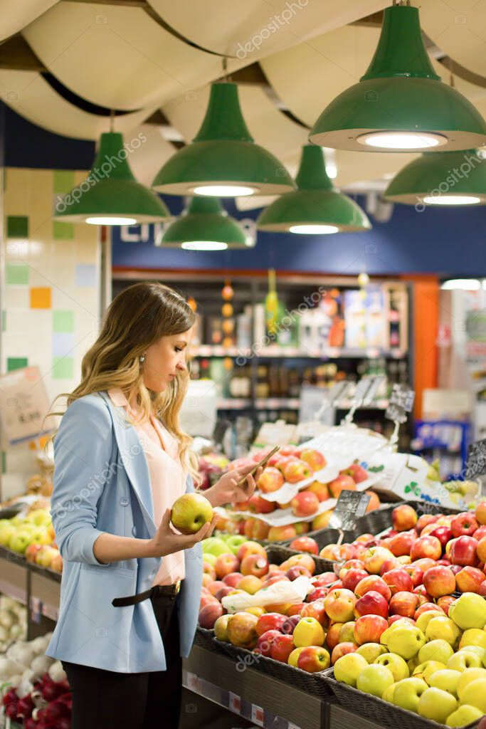 Mujer eligiendo un producto diario en el supermercado. Leer la informaci n del producto.Concepto ...