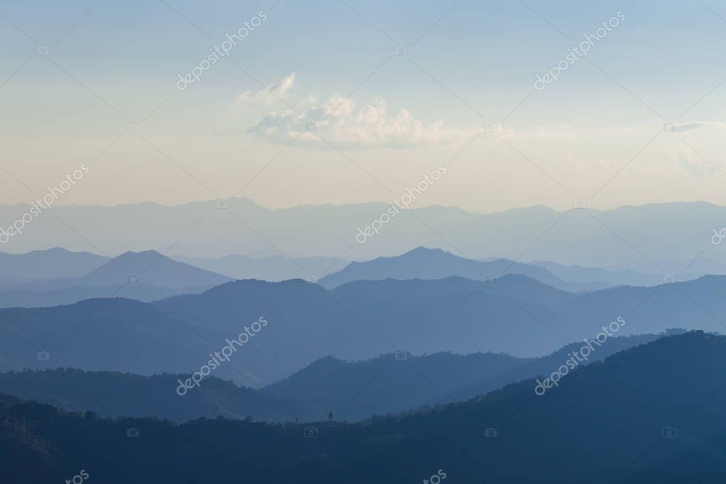 Hermosa capa de cordillera en Thung Bua Tong Forest Park, Khum Yuam ...