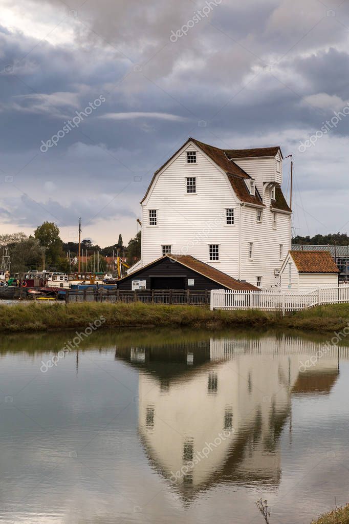 Woodbridge Tide Mill en Woodbridge, Suffolk, a orillas del río Deben ...