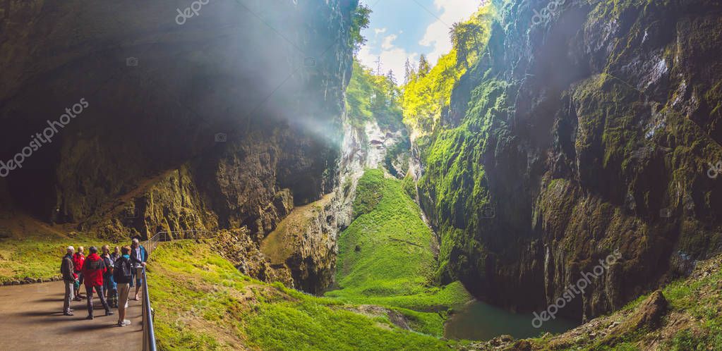 Macocha Gorge - The Macocha Abyss (Propast Macocha). Hundimiento en el ...