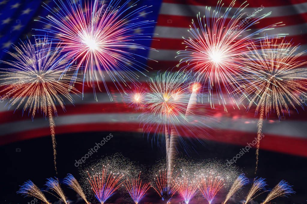 Fuegos artificiales multicolores Celebren sobre el fondo de la bandera ...